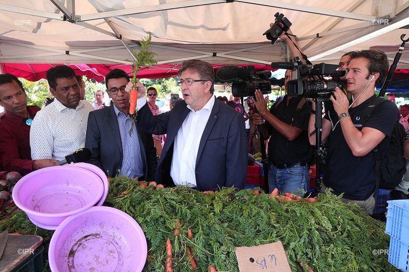 Le leader de la France insoumise mange des samoussas au marché forain