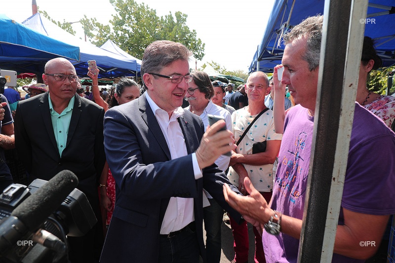 Le leader de la France insoumise mange des samoussas au marché forain