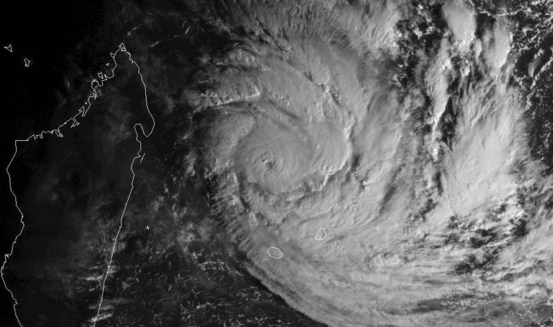 Désormais cyclone tropical intense, Bansi se rapproche de nouveau