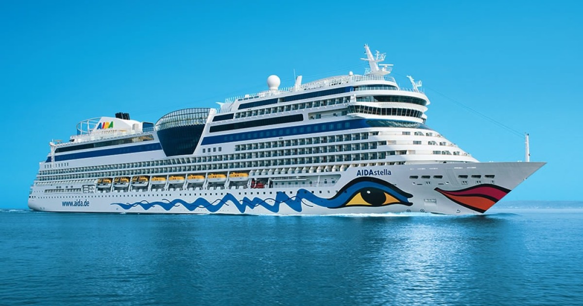 Le Port : escale de l'Aida Stella aux abords des côtes de l'île