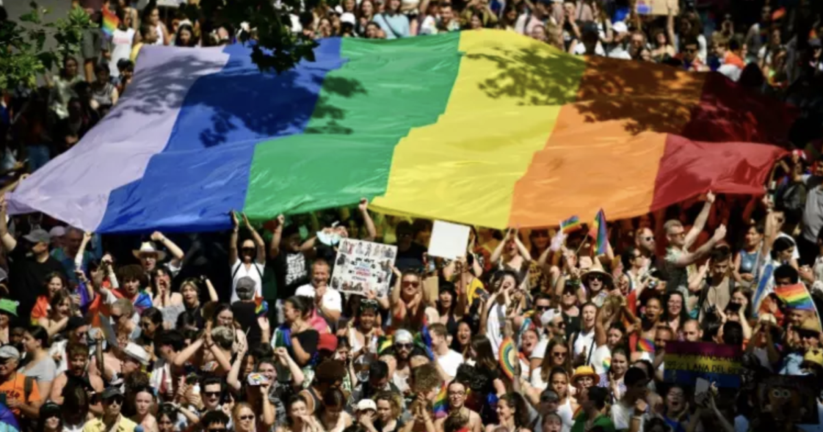 Le gouvernement présente un nouveau plan contre la haine anti-LGBT+