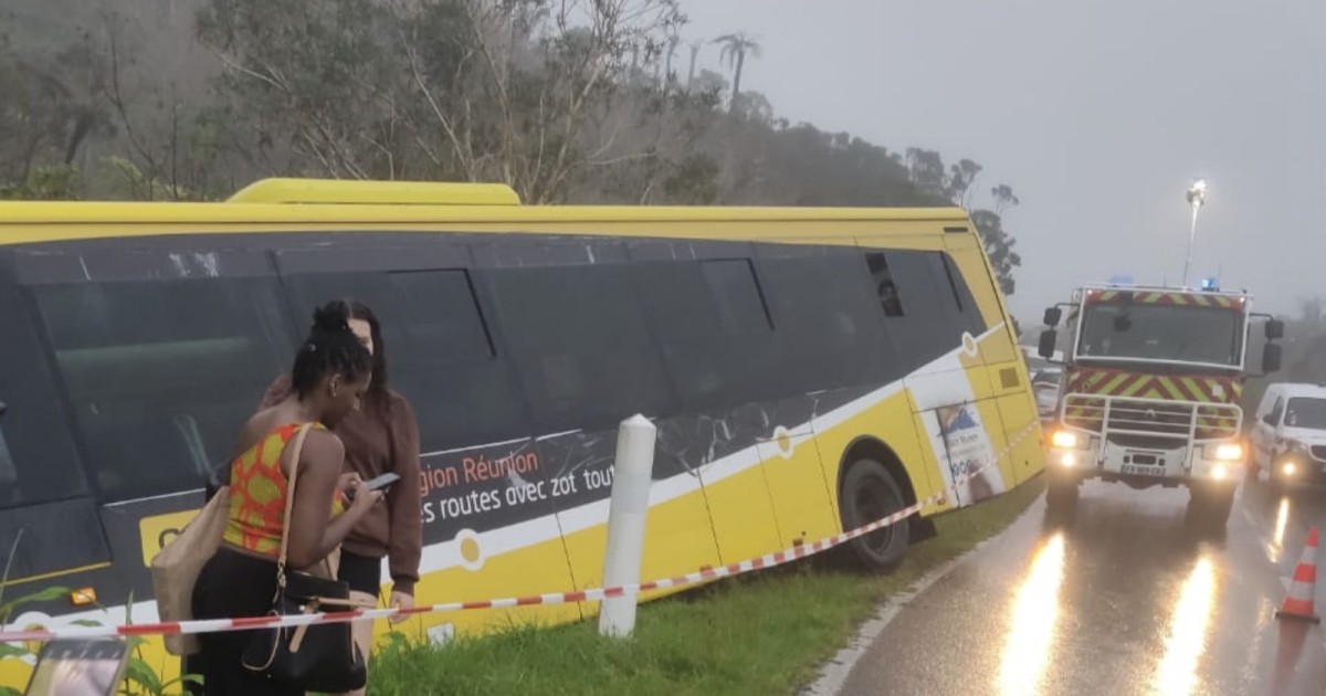 Route des Plaines : un bus Car jaune fait une sortie de route dans le secteur du col de Bellevue