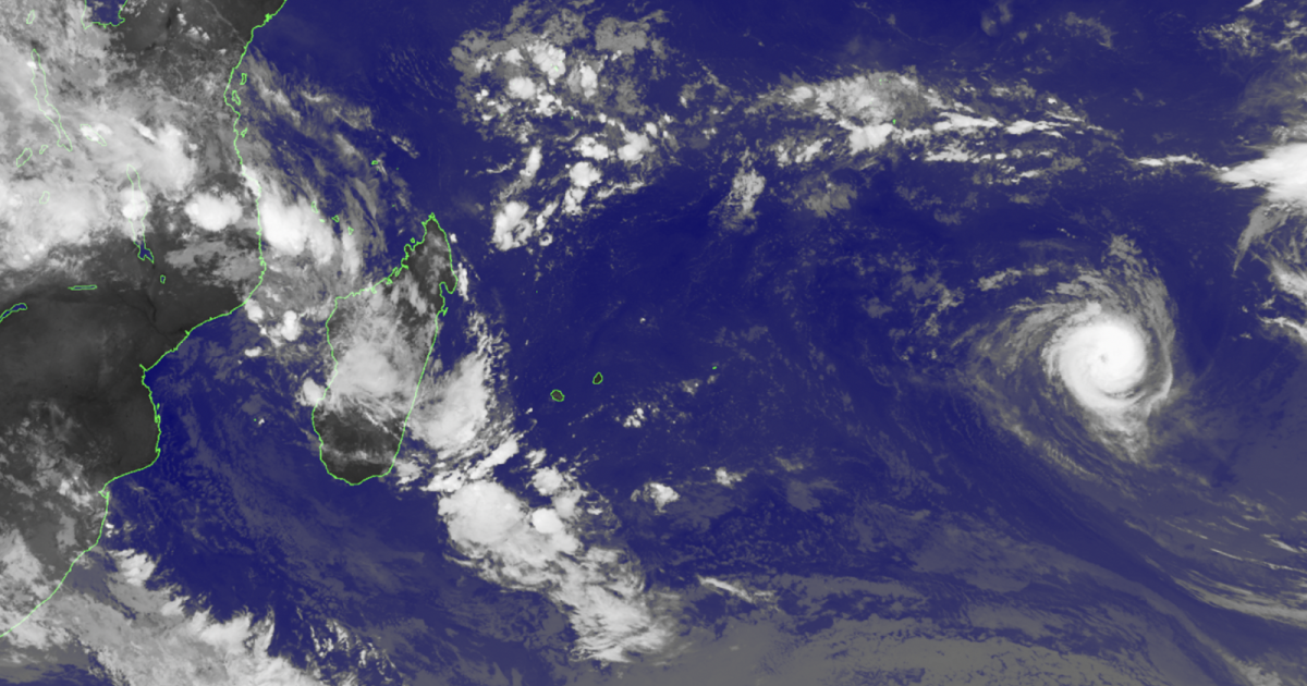 Le cyclone intense Vince reste bien loin de toute terre habitée
