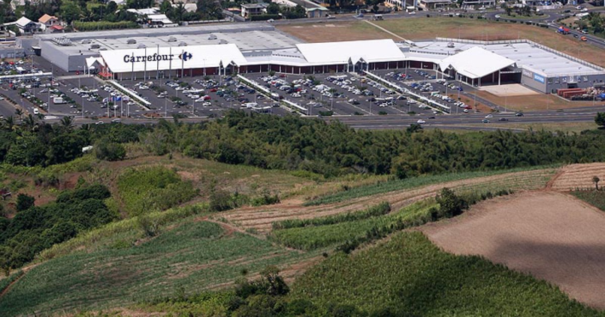 Sainte-Suzanne: les salariés de Carrefour bloquent l'entrée principale
