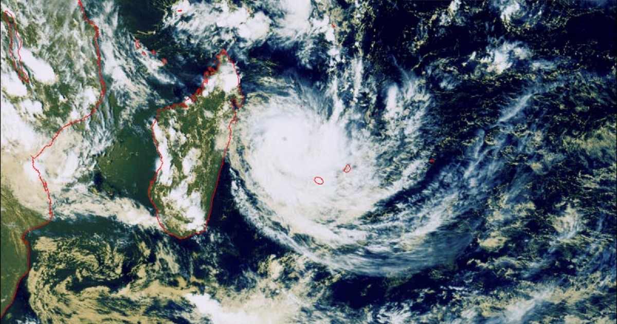 À 335 km de l'île, le cyclone Bejisa bifurque vers La Réunion