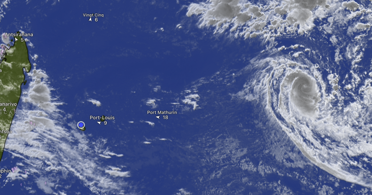 À 2.310 km de La Réunion, le cyclone Dudzai s'accélère et pourrait se ...