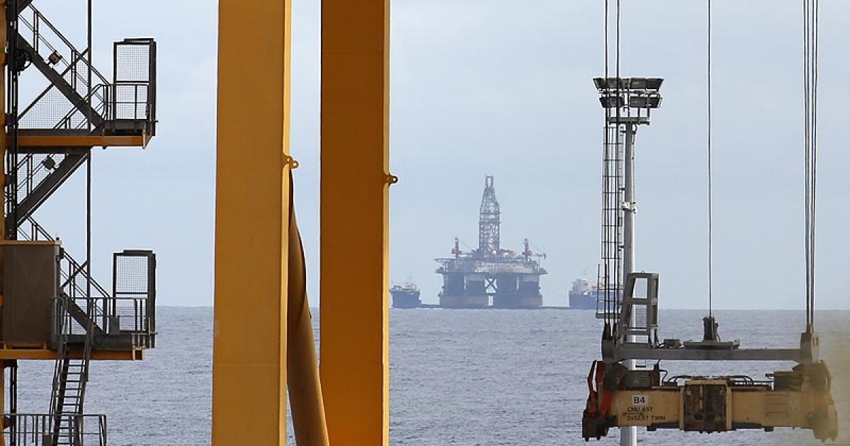 Une plate-forme pétrolière au large