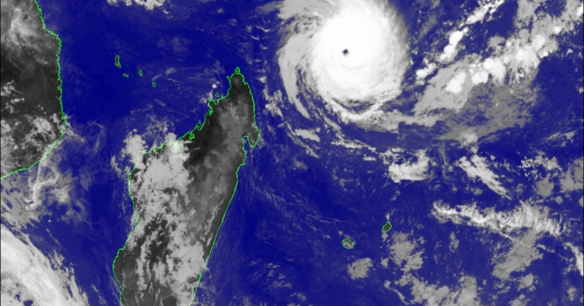 Le cyclone Alcide est à 1005 km de La Réunion