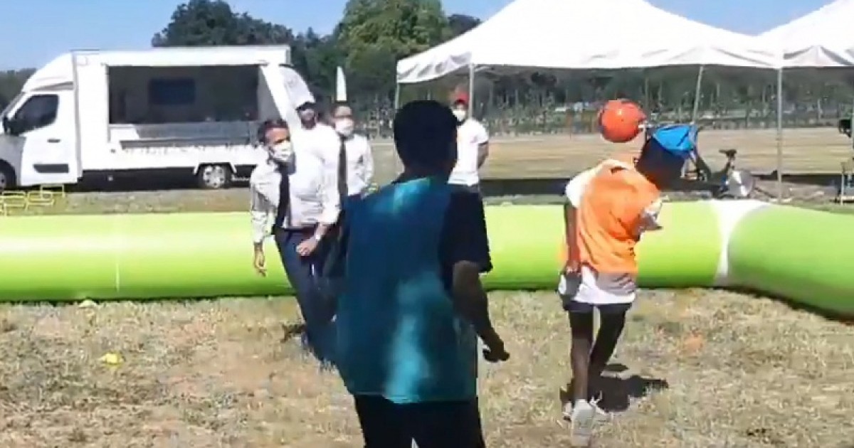 Emmanuel Macron joue au foot à Chambord et envoie le ballon dans le ...