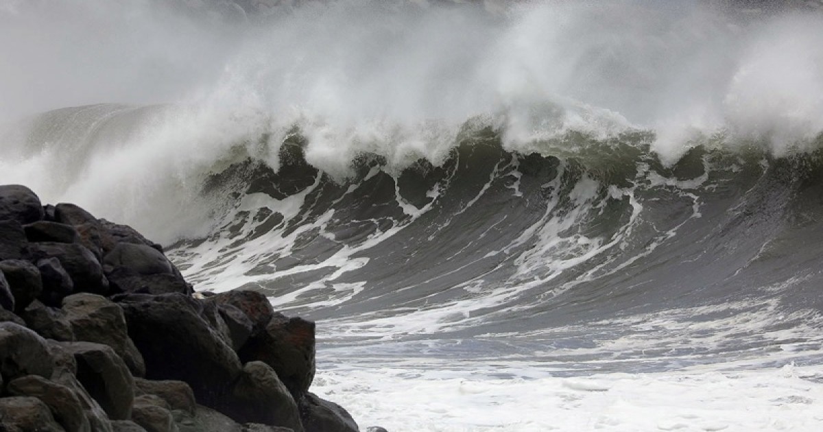 [PHOTOS/VIDEOS] Des vagues impressionnantes frappent la route du ...