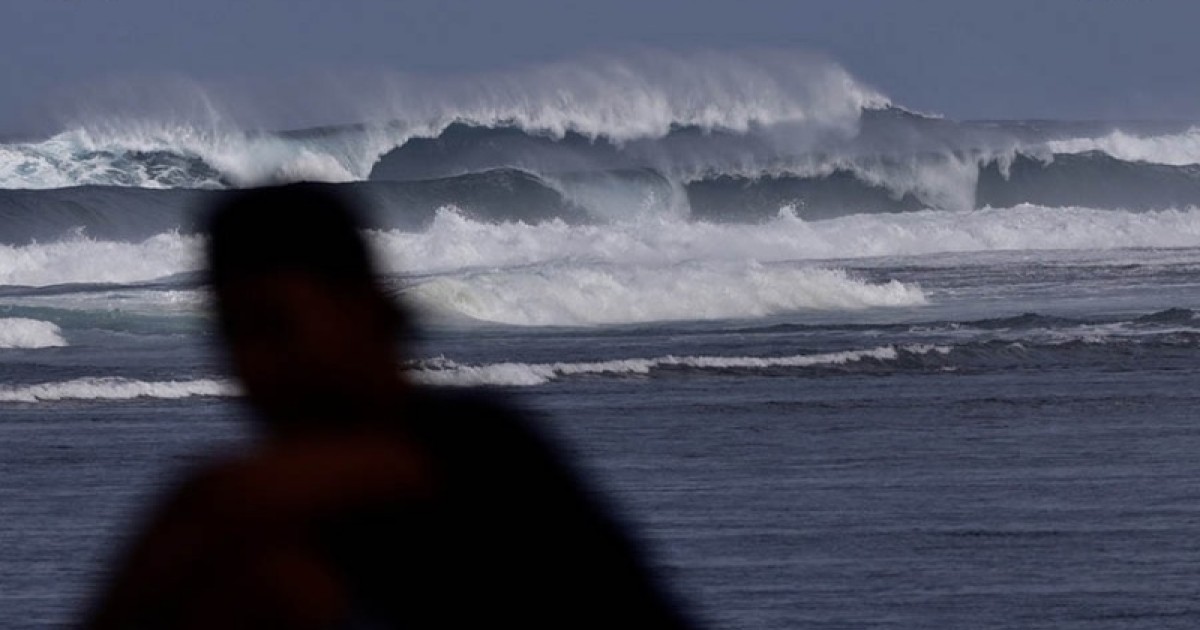 Une houle pouvant atteindre les trois mètres s'abat sur les côtes de ...