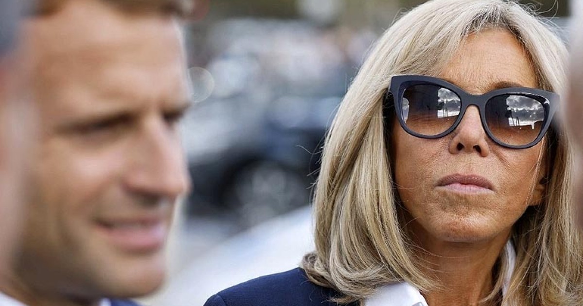 Emmanuel Macron giflé par son épouse ? L’Élysée évoque un simple moment ...