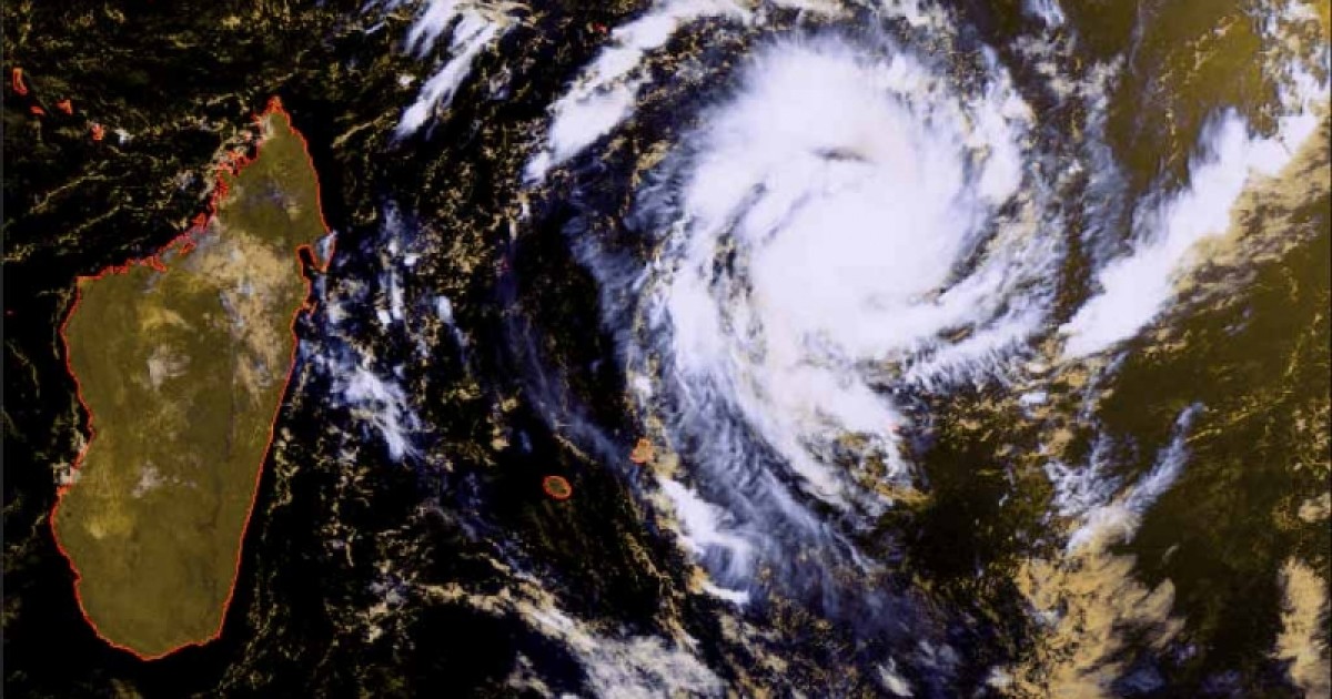 Le cyclone tropical intense Giovanna à 755 km