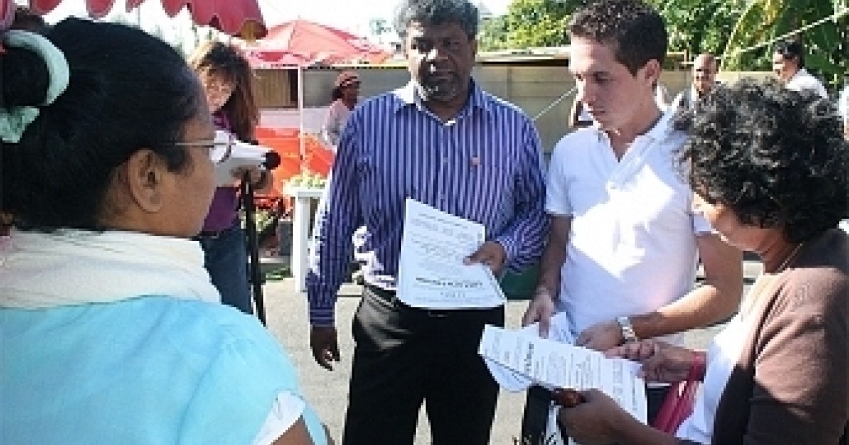 Distribution de tracts sur le RSTA