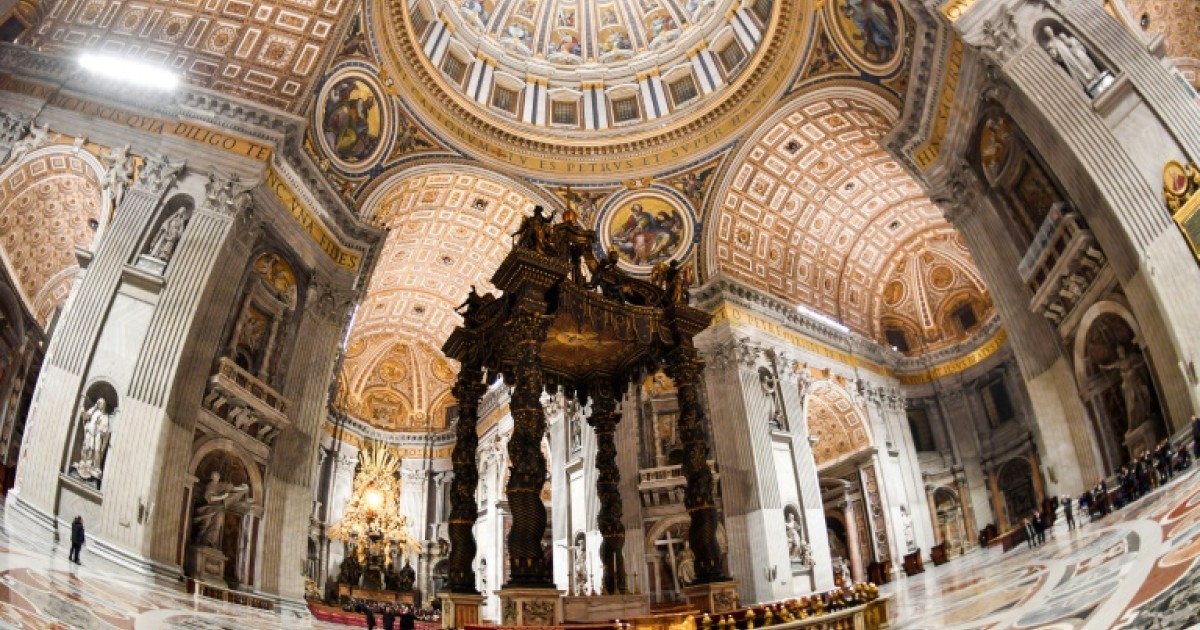 La Basilique Saint-Pierre de Rome se dévoile avec un puissant éclairage