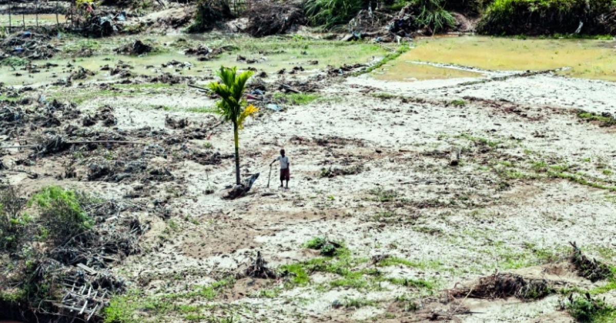 En Indonésie, les survivants tentent de se reconstruire sous la menace ...