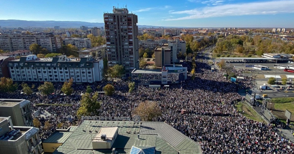 Un an après Novi Sad, la Serbie manifeste et rend hommage aux victimes