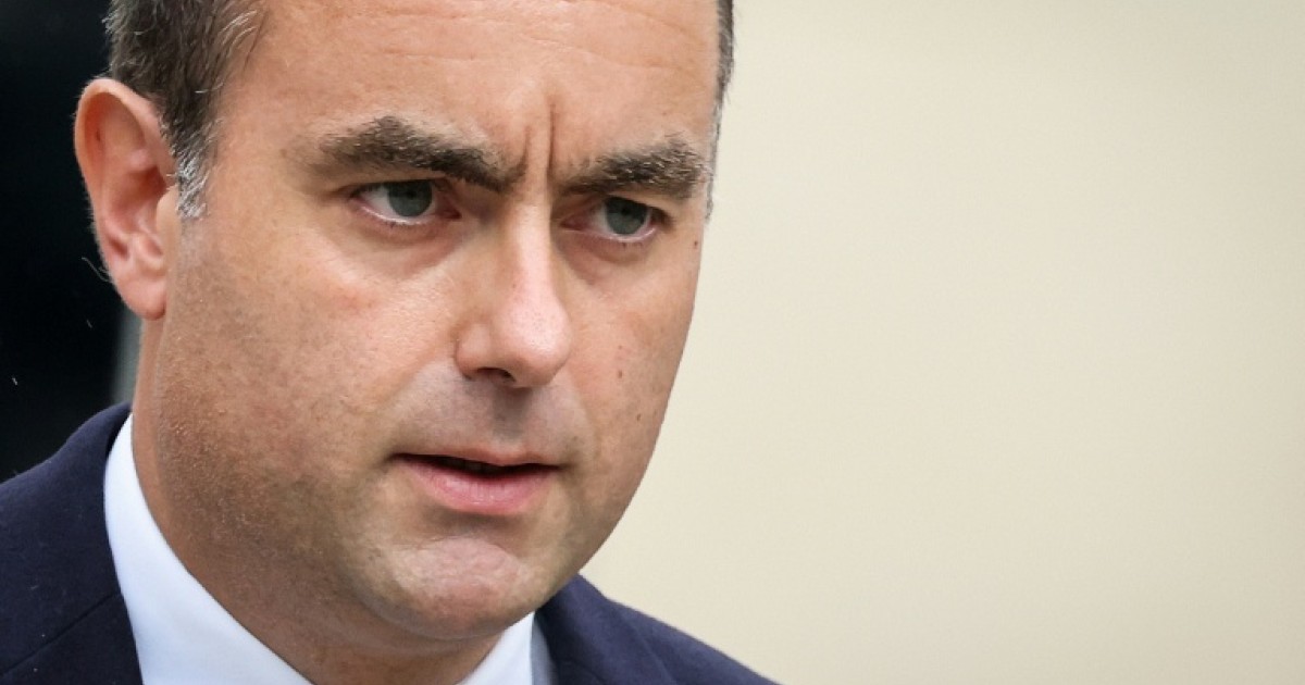 Diplôme non validé : plainte contre Lecornu, qui contre-attaque