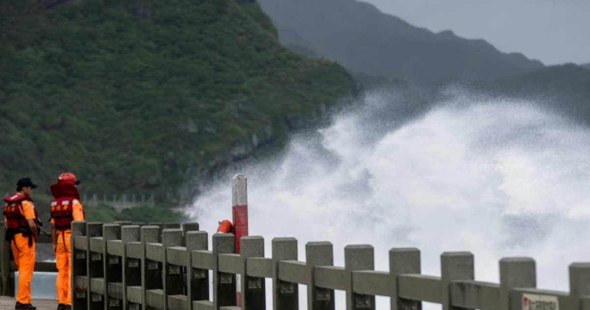 [VIDÉO] Le typhon Koinu provoque des vents d'une force "record" à Taïwan