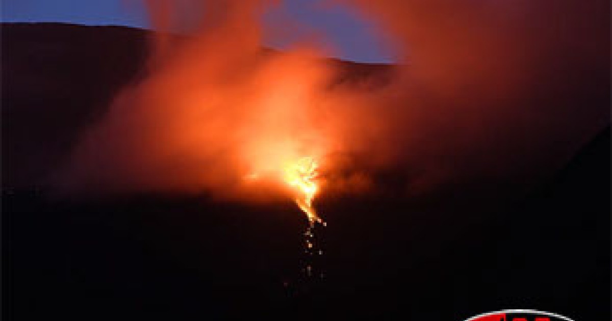 La lave avance vers la route