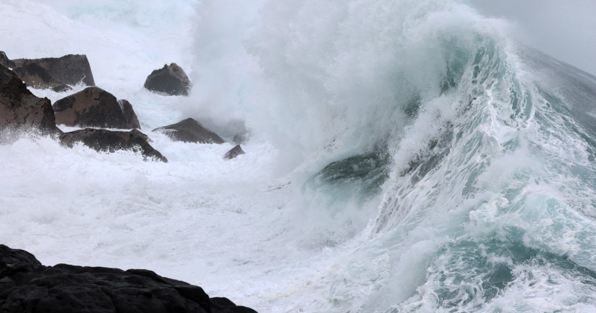 Le littoral ouest et sud en vigilance jaune vagues submersion à la mi ...